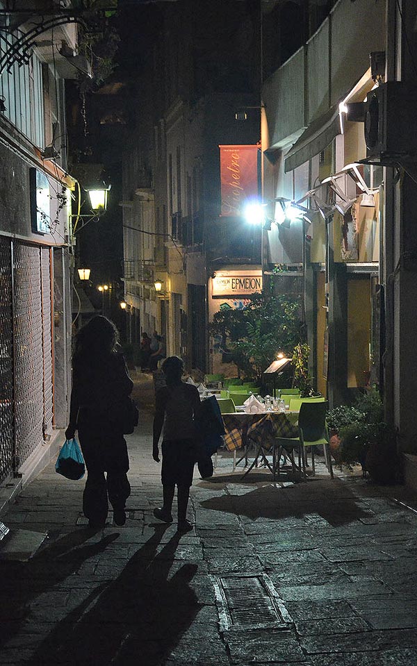 Plaka:Athens: Plaka at night